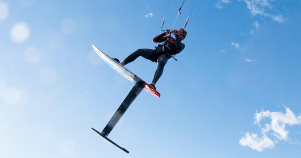 Maxime Rocher tenta di battere il record Monaco-Calvi in kite surf ...