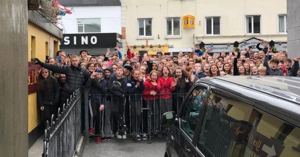Ed Sheeran gira il nuovo video a Galway. Le foto dei fan - Radio Monte ...