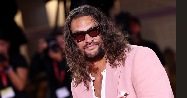 Il red carpet tutto in rosa di Jason Momoa alla Mostra del Cinema di ...
