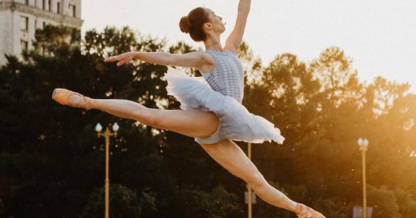La ballerina italiana danza il Lago dei Cigni sulla rambla. E conquista ...