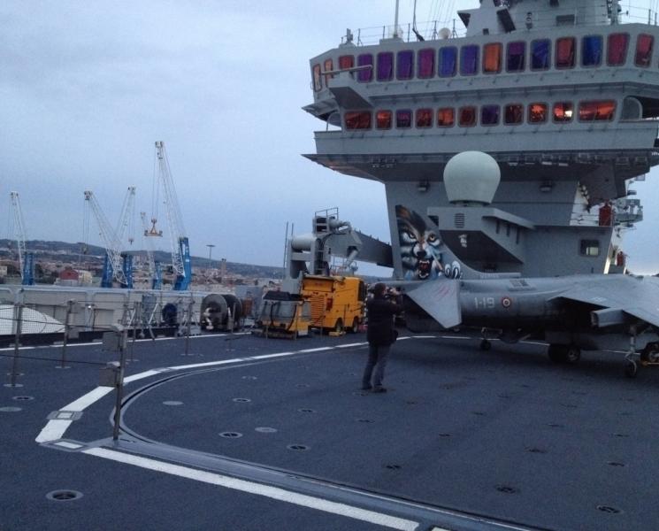 Portaerei Cavour, parte il viaggio delle polemiche - Foto 1 di 9 ...